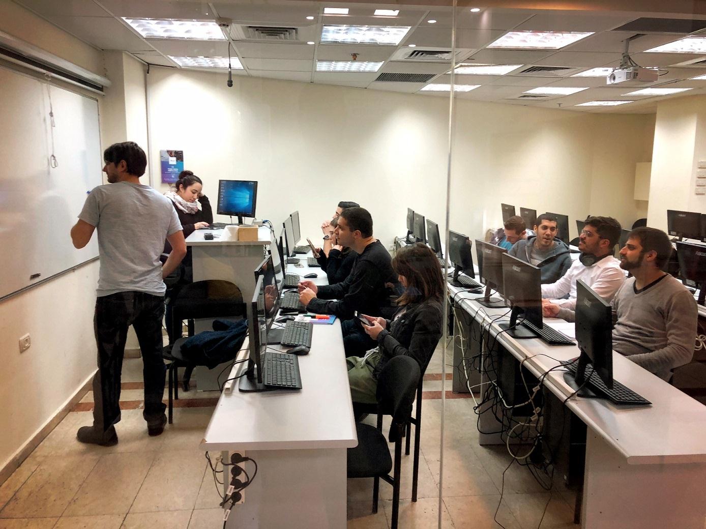 HackerU תרמה עשרות מחשבים וציוד נלווה | פורטל הכרמל והצפון